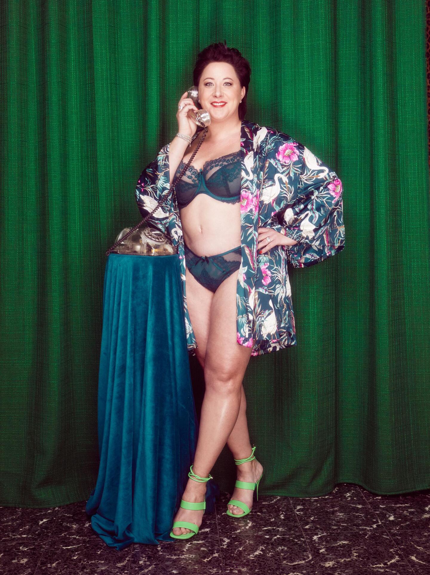 Vijf dames vieren het leven en hun lijf met een sensuele boudoirshoot: “Mijn man krijgt de ...